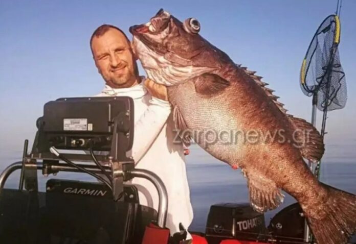 Το ψάρι που έπιασε έφτανε το ένα μέτρο – Η φωτογραφία που κάνει το γύρο ...