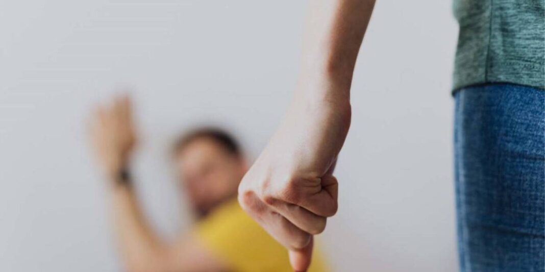 Δύο αδέρφια απείλησαν με όπλο 25χρονο για να τους δώσει 20.000 ευρώ ...