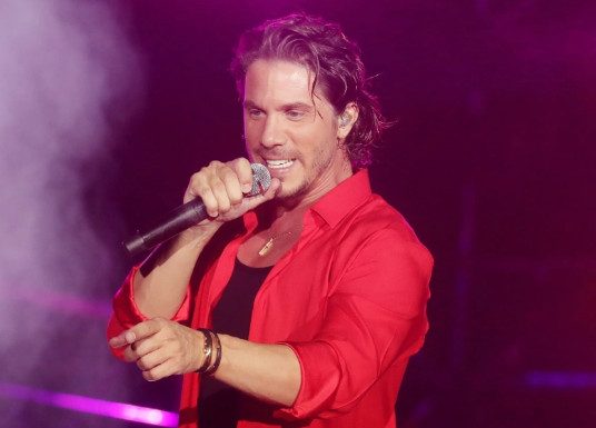 Η αντίδραση του Οικονομόπουλου όταν έσκασε πανέρι με λουλούδια στο ...