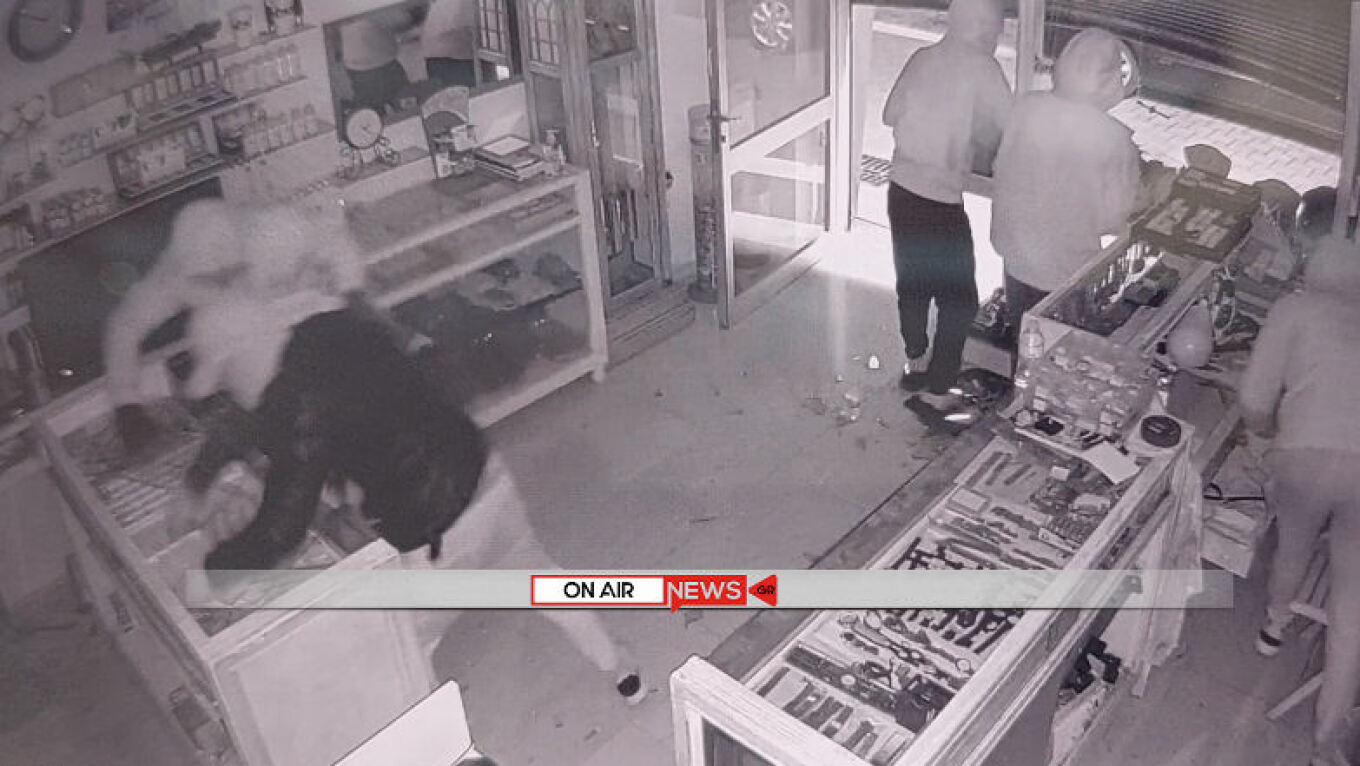 «Άδειασαν» κοσμηματοπωλείο σε 1 λεπτό - Δείτε φωτογραφίες - Magnesia News