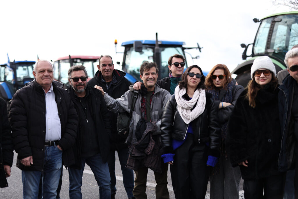 Σύσσωμο το Θεσσαλικό Θέατρο στο μπλόκο της Νίκαιας – «Εδώ βλέπουμε μόνο ...